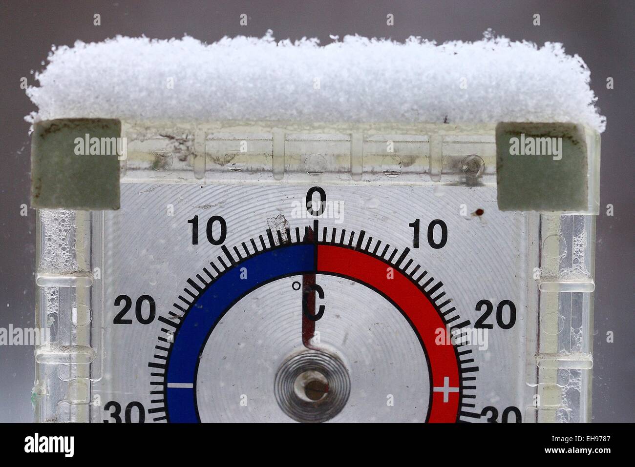 Thermometer frozen hi-res stock photography and images - Alamy