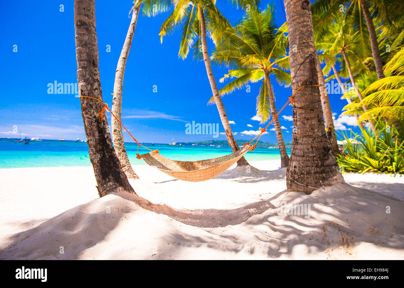 Straw hammock on tropical white sandy beach Stock Photo - Alamy