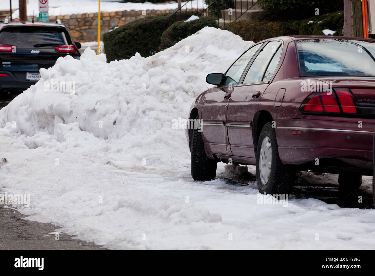Snow on the side of the road hi-res stock photography and images - Alamy