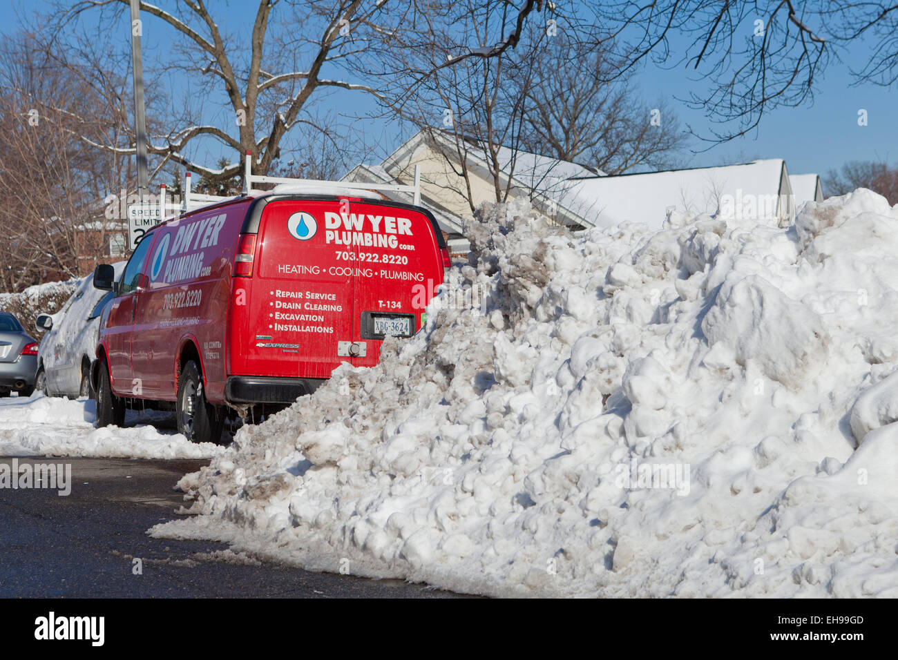 Snow on the side of the road hi-res stock photography and images - Alamy