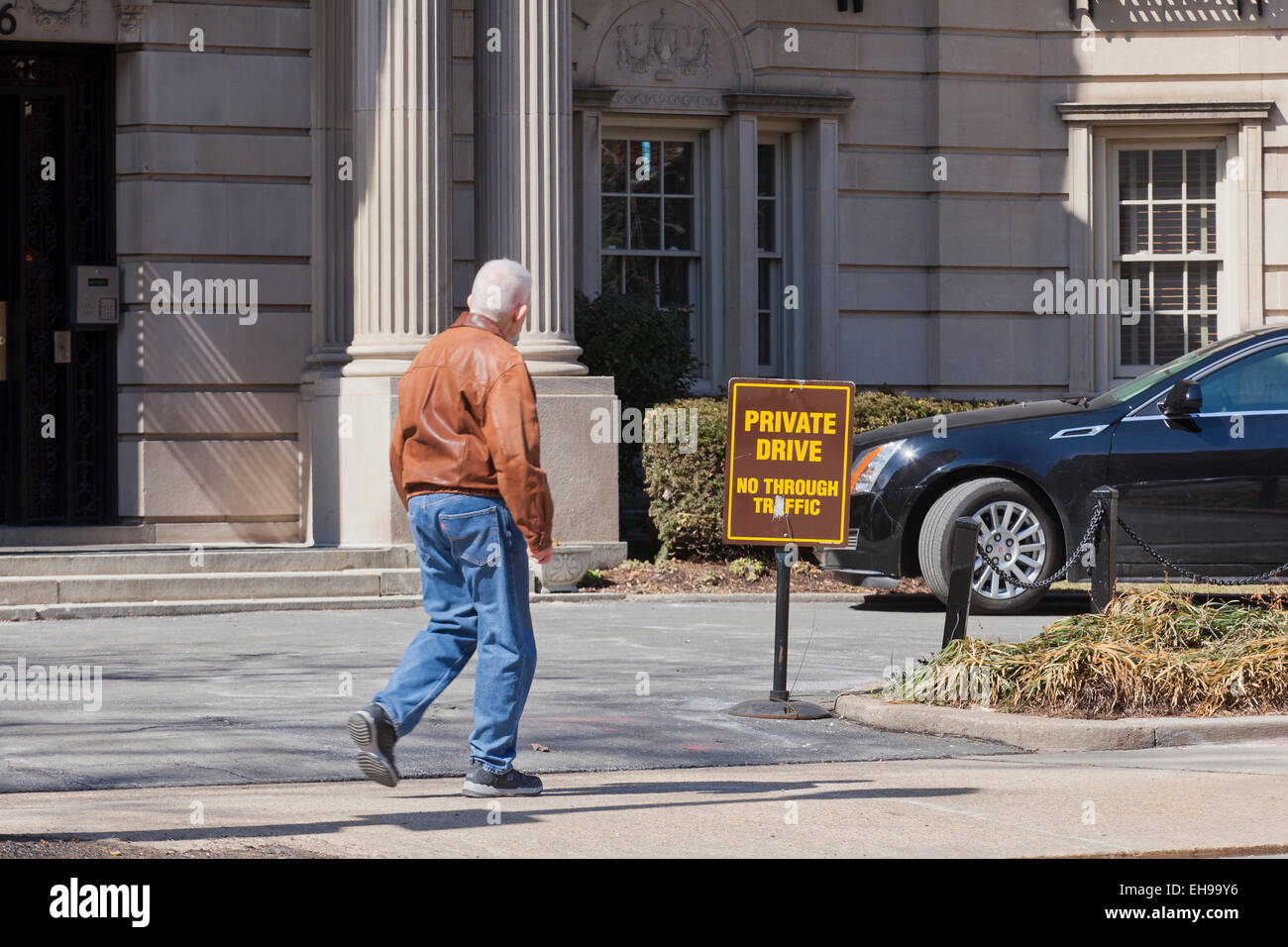 Private drive sign on driveway entrance - USA Stock Photo - Alamy
