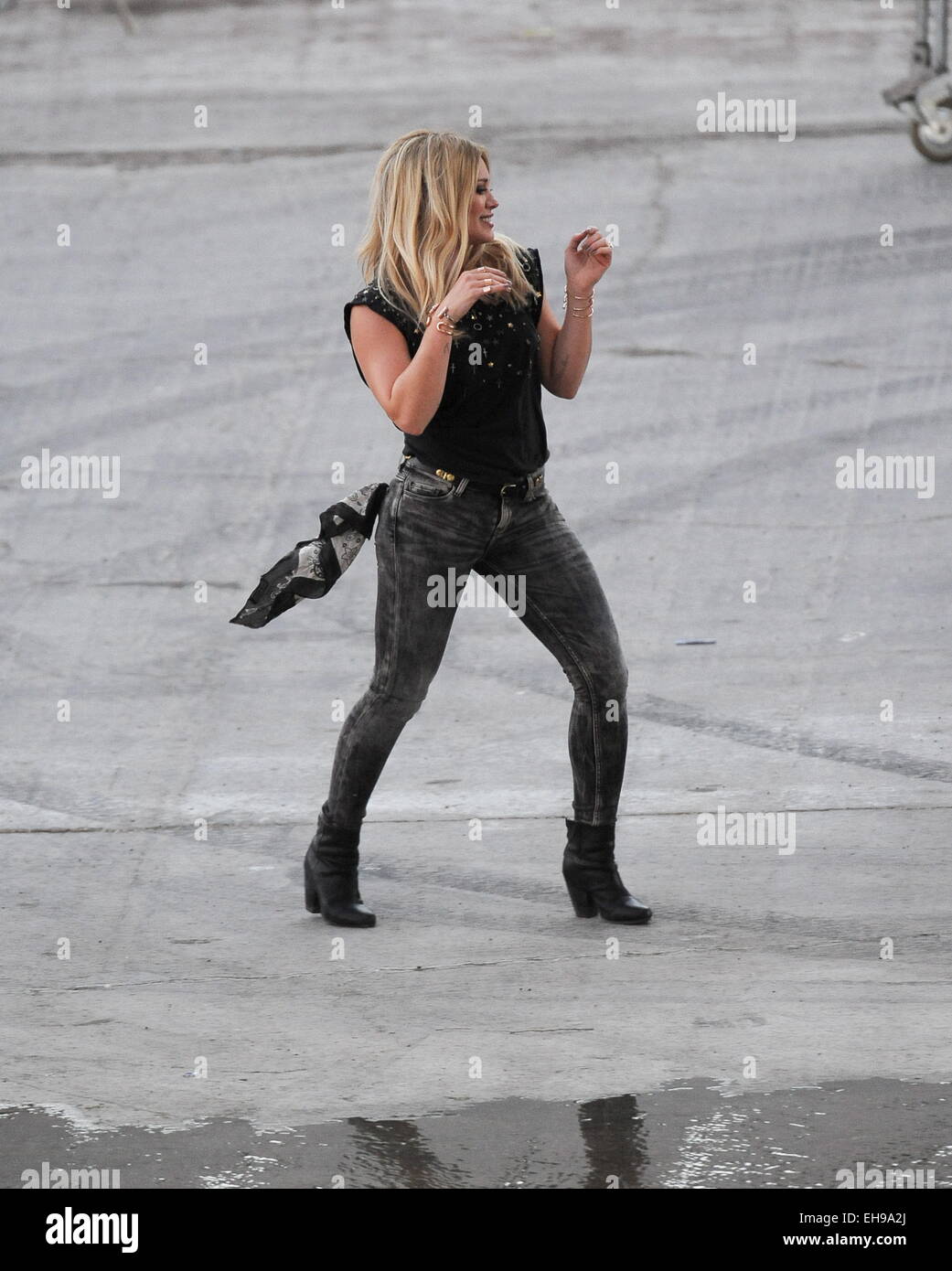 Singer hilary duff dancing away High Resolution Stock Photography and ...