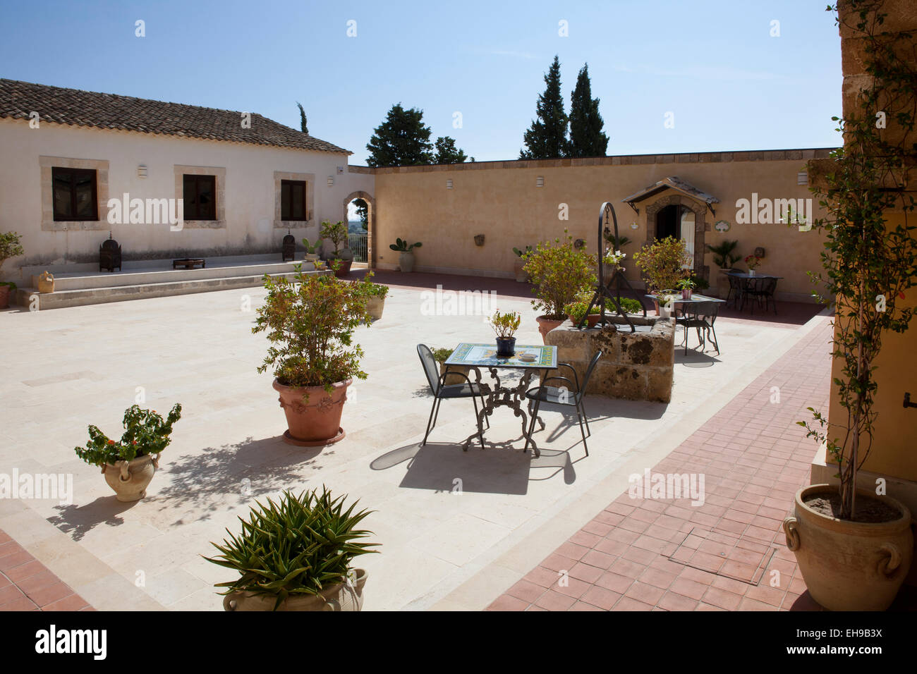Courtyard farm hi-res stock photography and images - Alamy