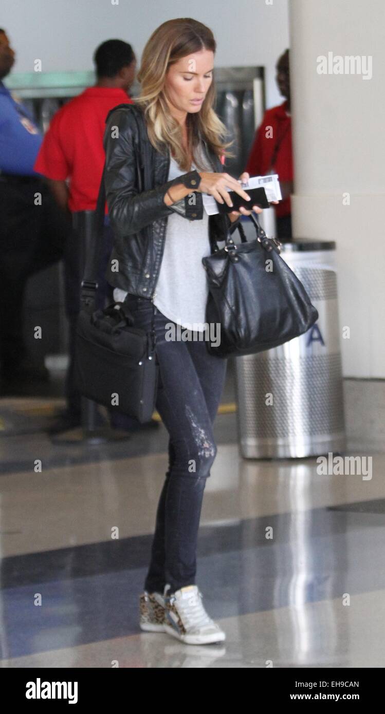 Amanda Huras at Los Angeles International (LAX) airport Featuring ...