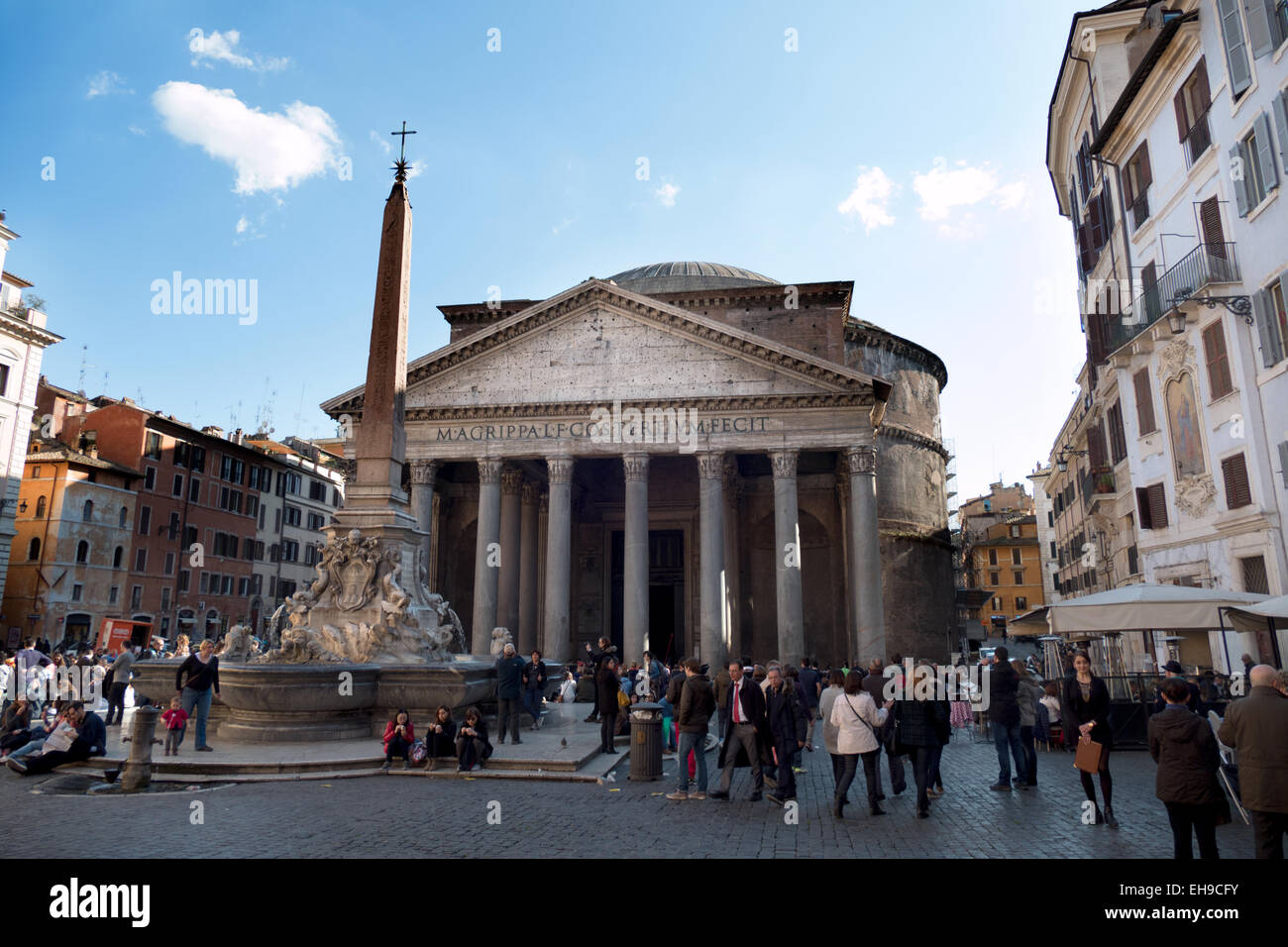 Pantheon square with people, crowd, tourists sightseeing and visiting ...