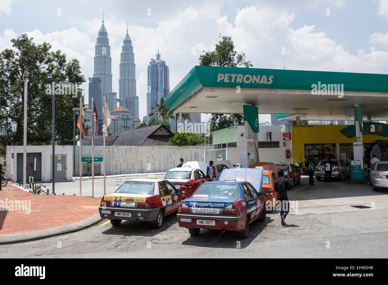 Taxis line up to fill up at a Pertoliam Nasional Bhd. (Petronas) gas ...