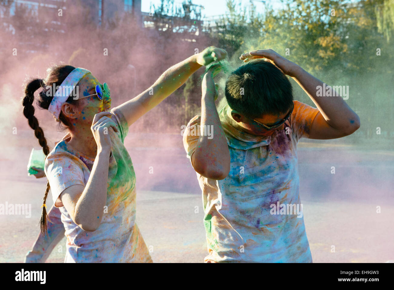 People throwing powder at The Color Run Stock Photo - Alamy