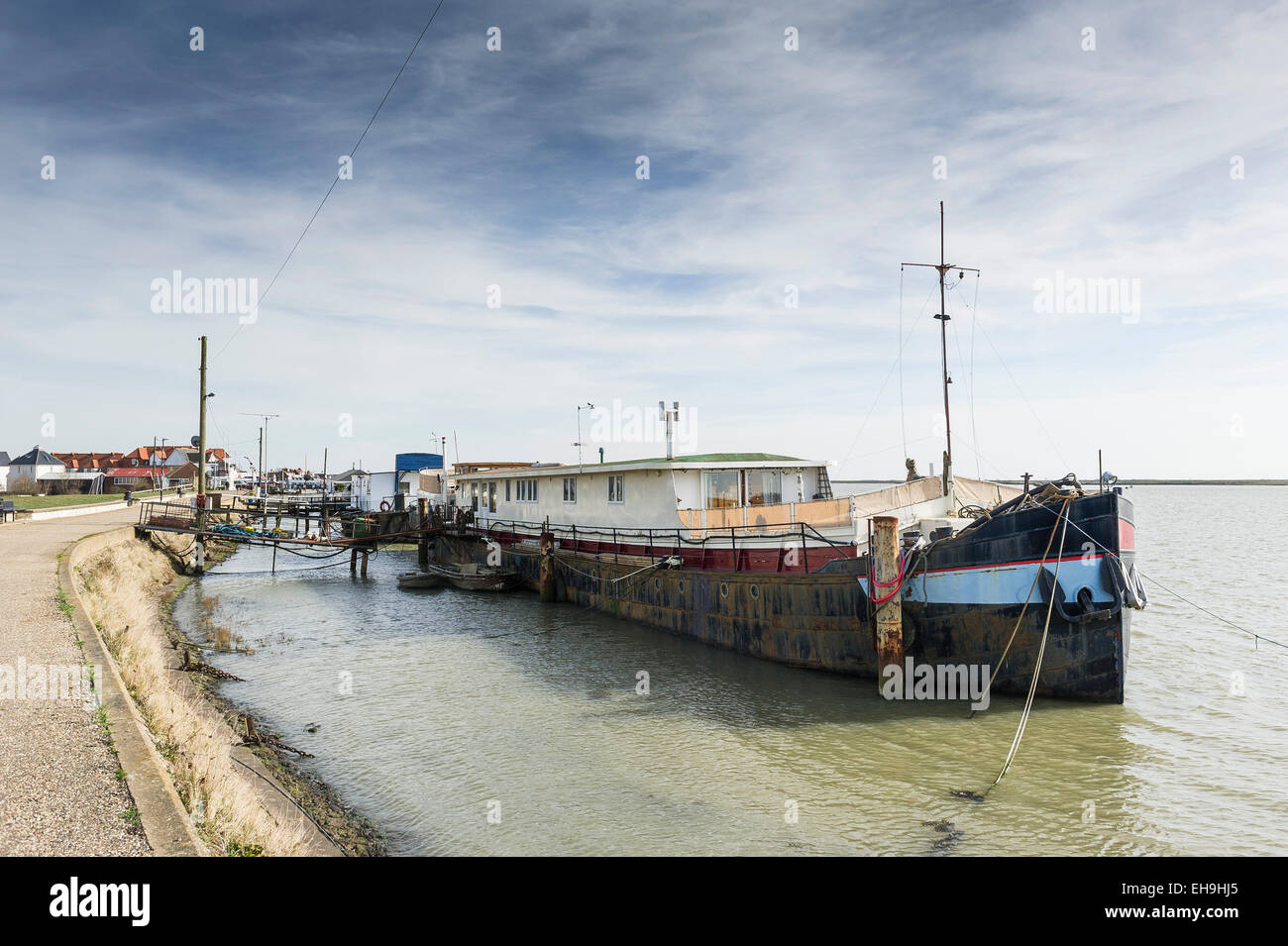 Houseboats on the banks of the River Crouch at Burnham on Crouch in ...