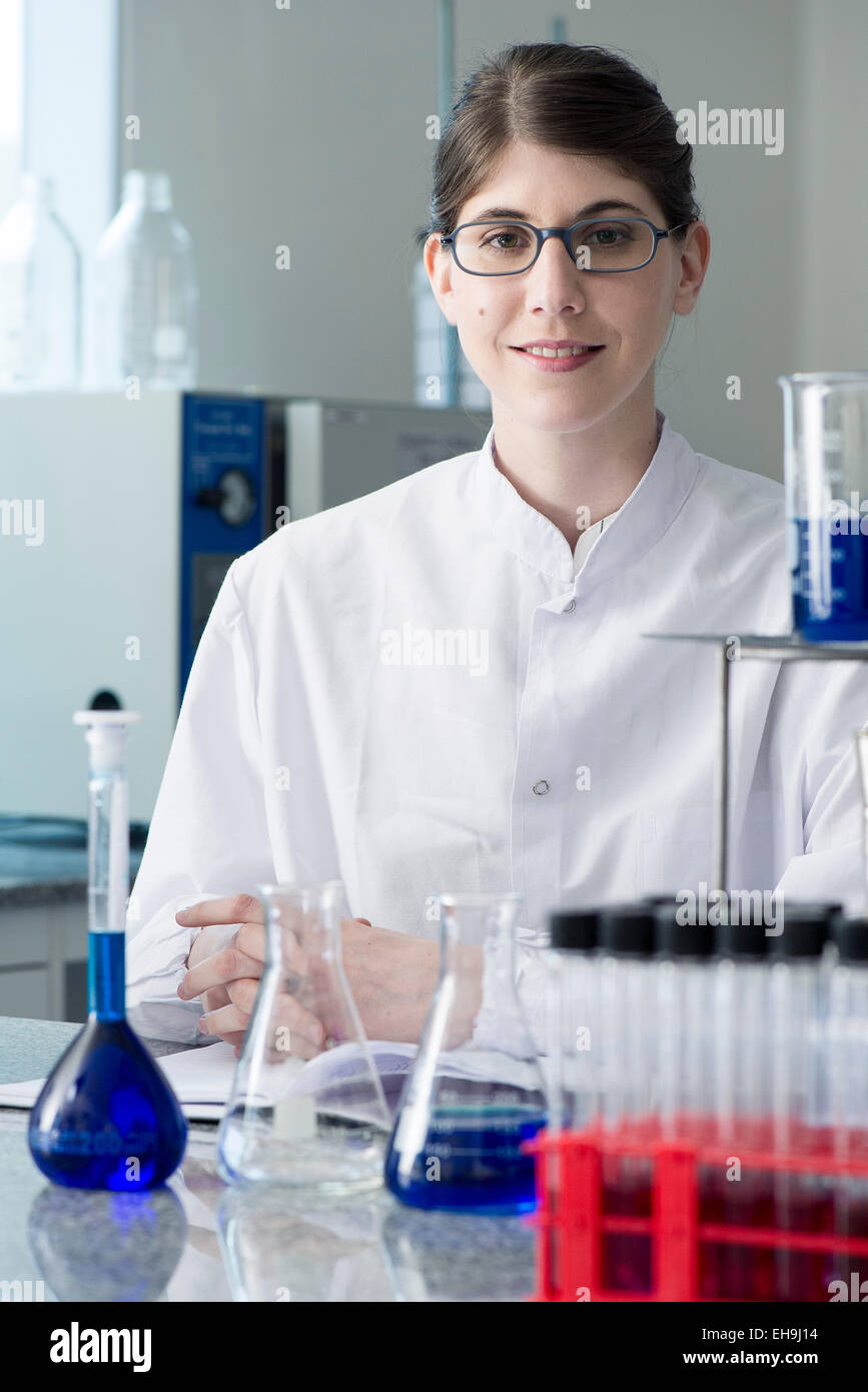 Scientist in laboratory, portrait Stock Photo - Alamy Scientist in laboratory, portrait Stock Photo - Alamy