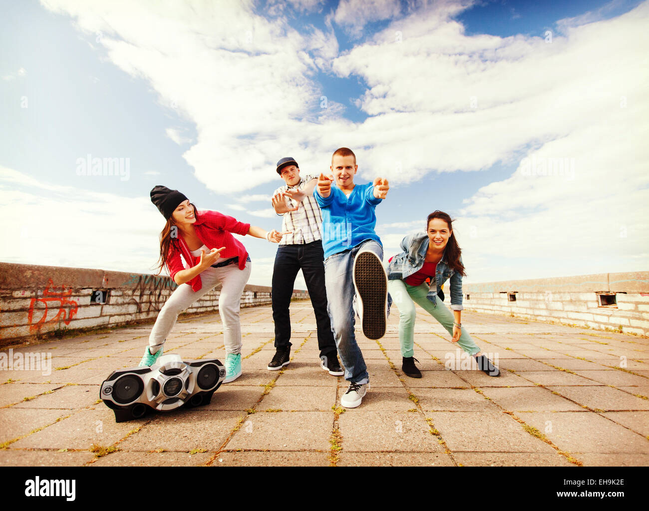 Men break dancing teenagers breakdancing hi-res stock photography and ...