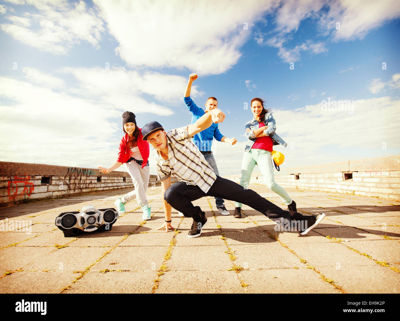 group of teenagers dancing Stock Photo - Alamy