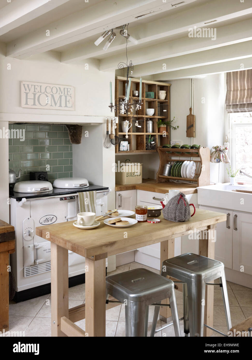 English country kitchens hi-res stock photography and images - Alamy