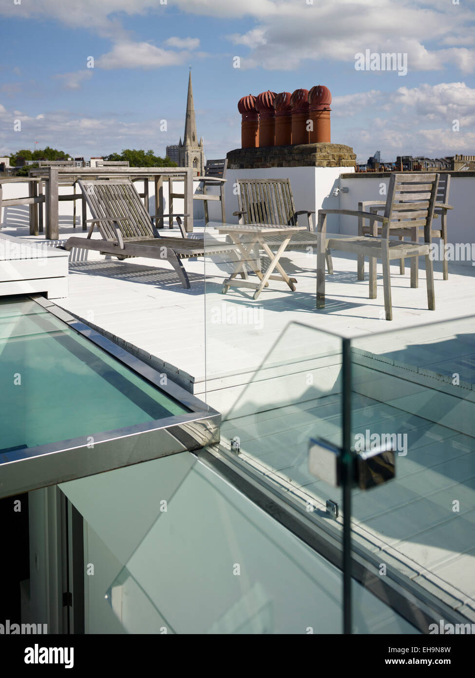 Roof top seating hi-res stock photography and images - Alamy