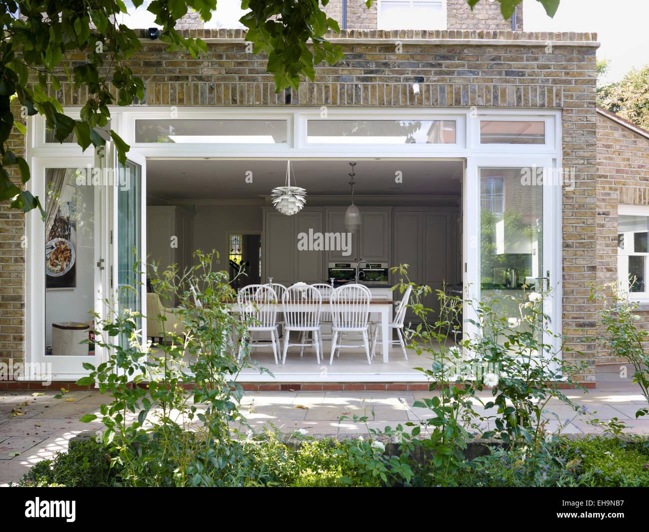 Dining outside uk garden hi-res stock photography and images - Alamy