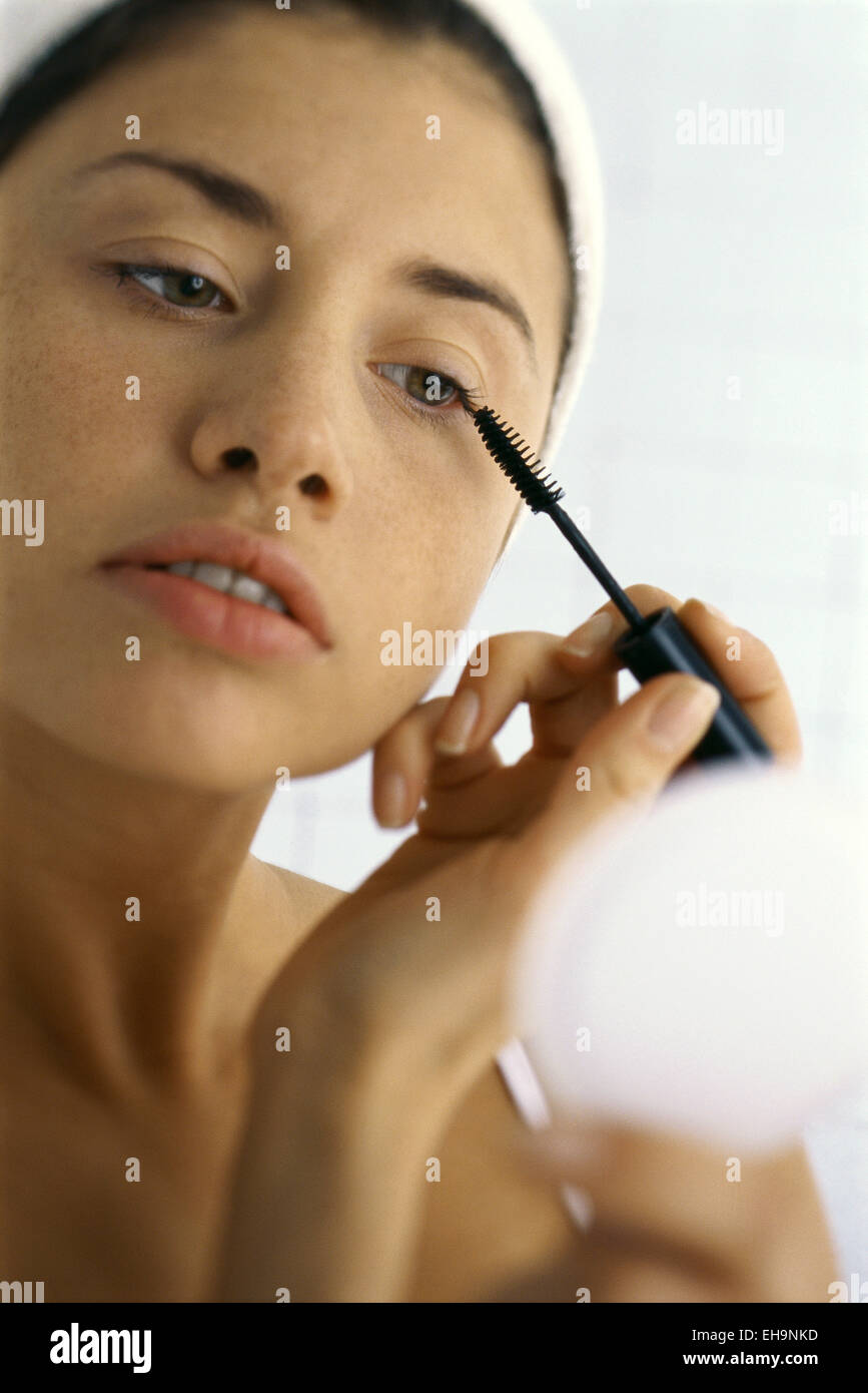 Young woman applying mascara, close-up Stock Photo - Alamy