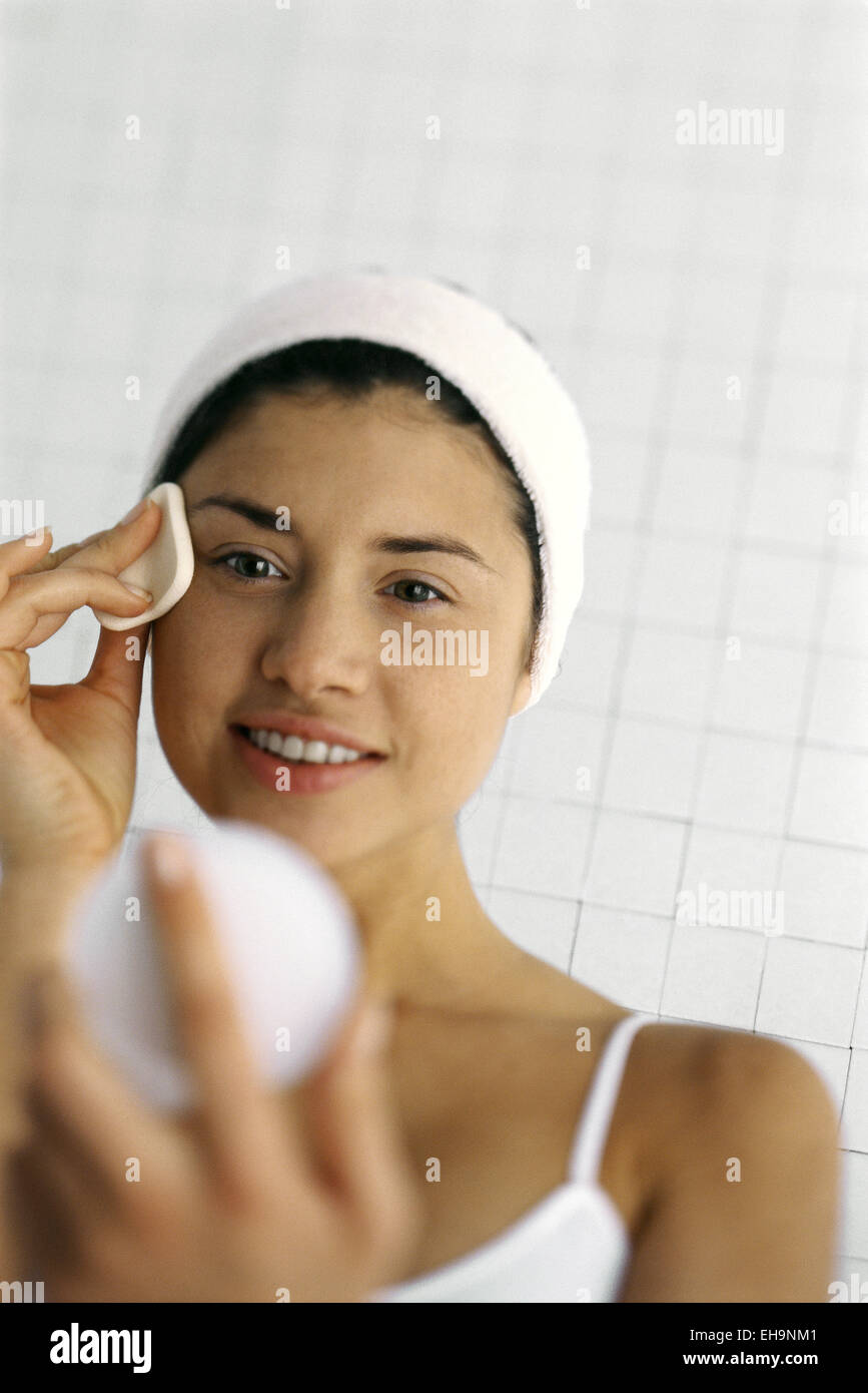 Young woman applying face powder Stock Photo - Alamy
