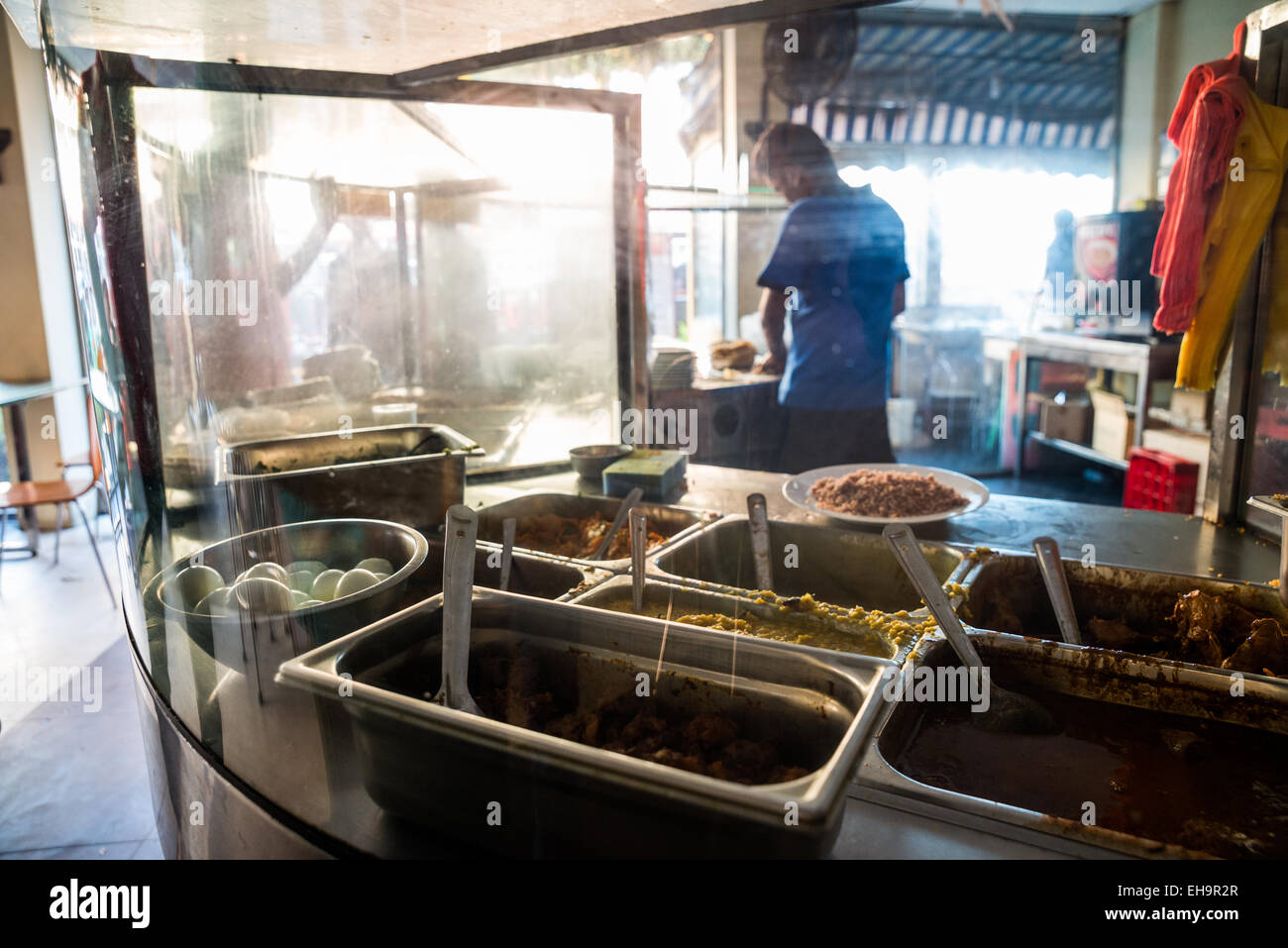 Cook preparing traditional Sri Lankan fast food in Colombo, bus station ...