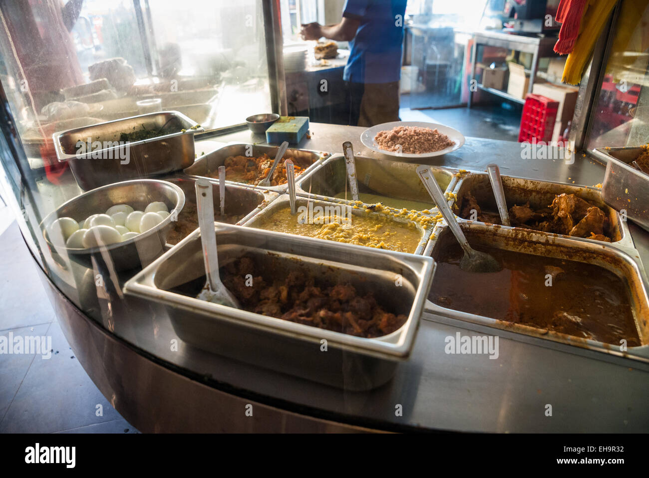 Cook preparing traditional Sri Lankan fast food in Colombo, bus station ...