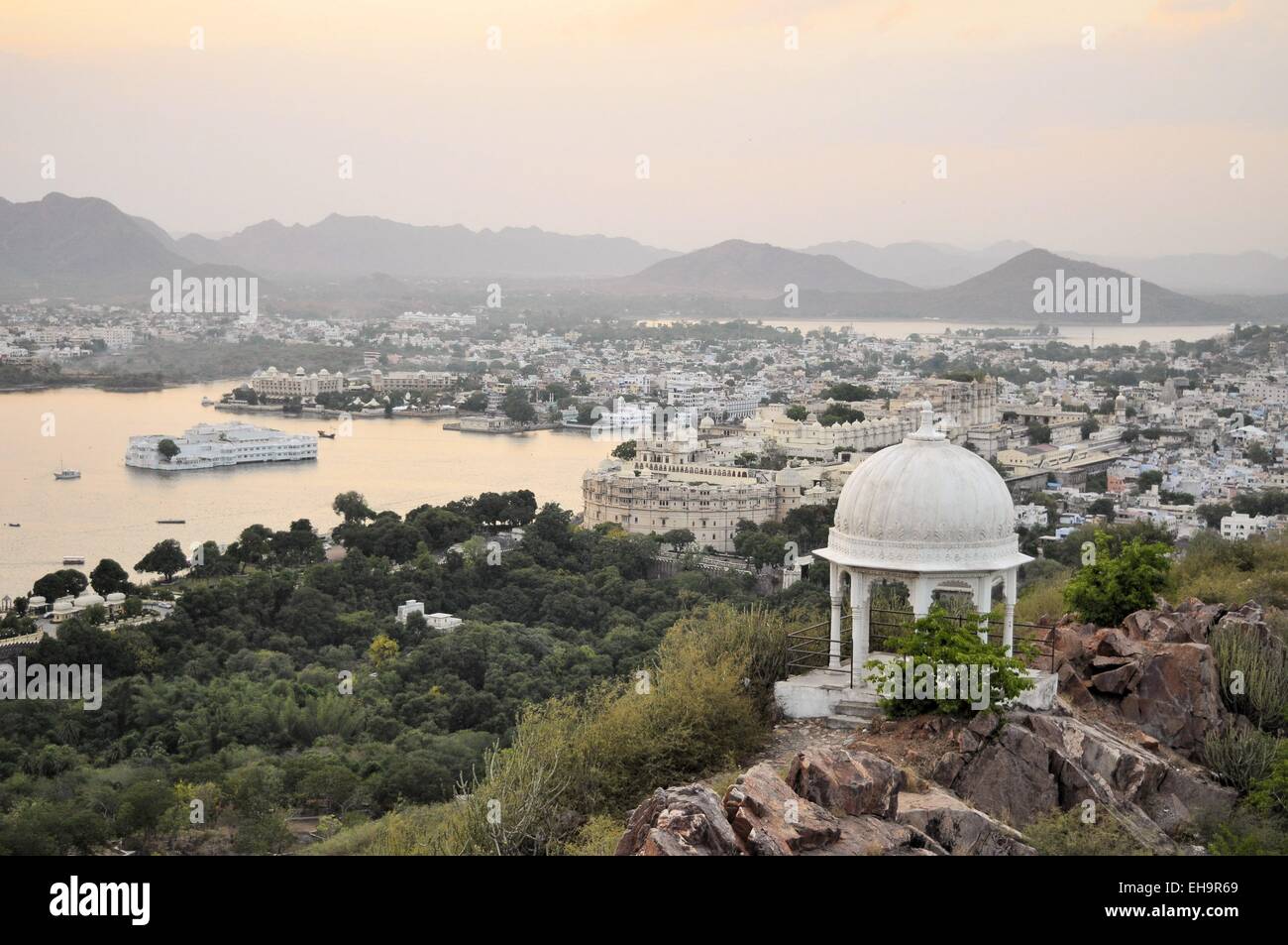 Udaipur india palace square hi-res stock photography and images - Alamy