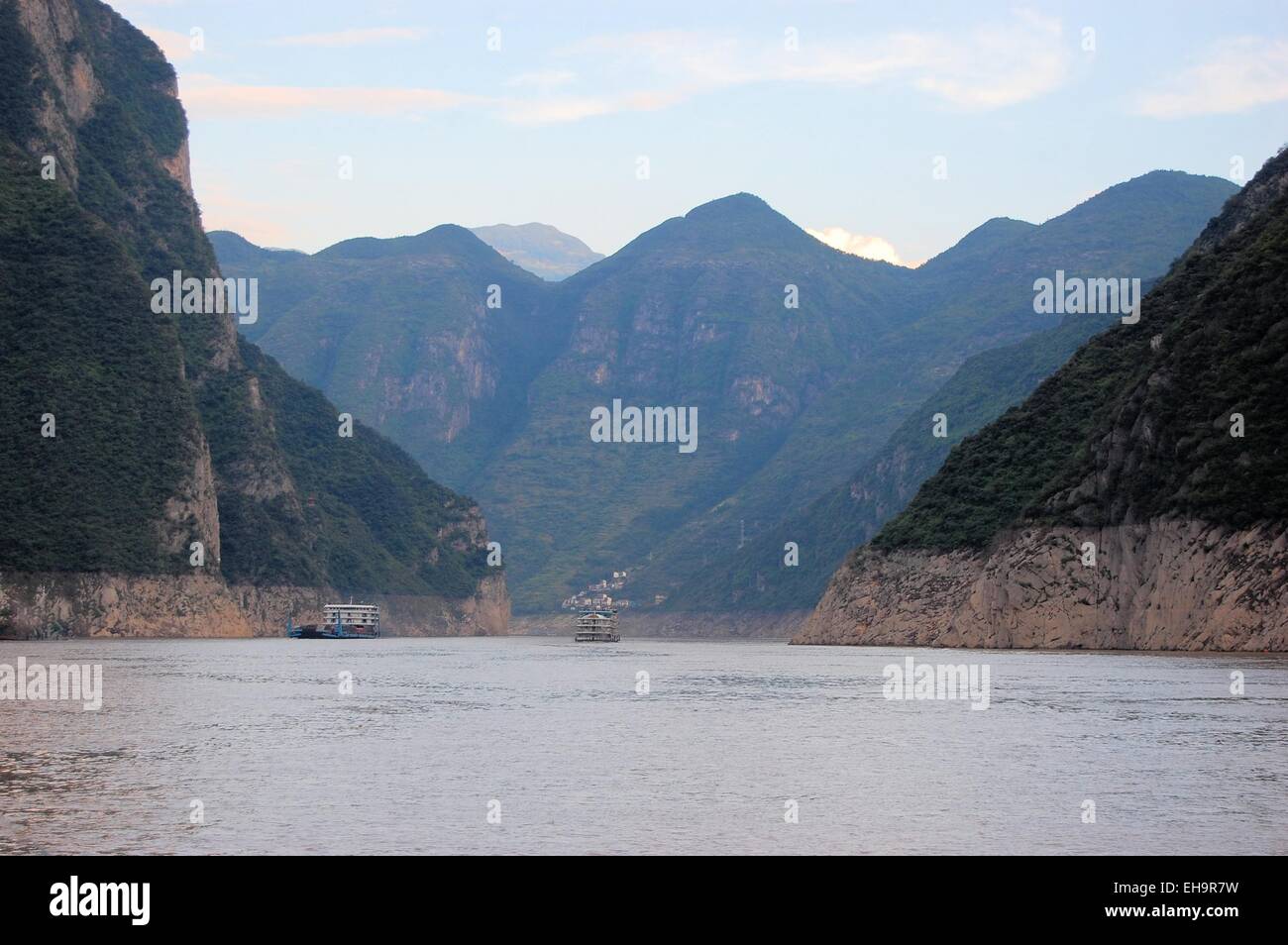 The yangtze river hi-res stock photography and images - Alamy