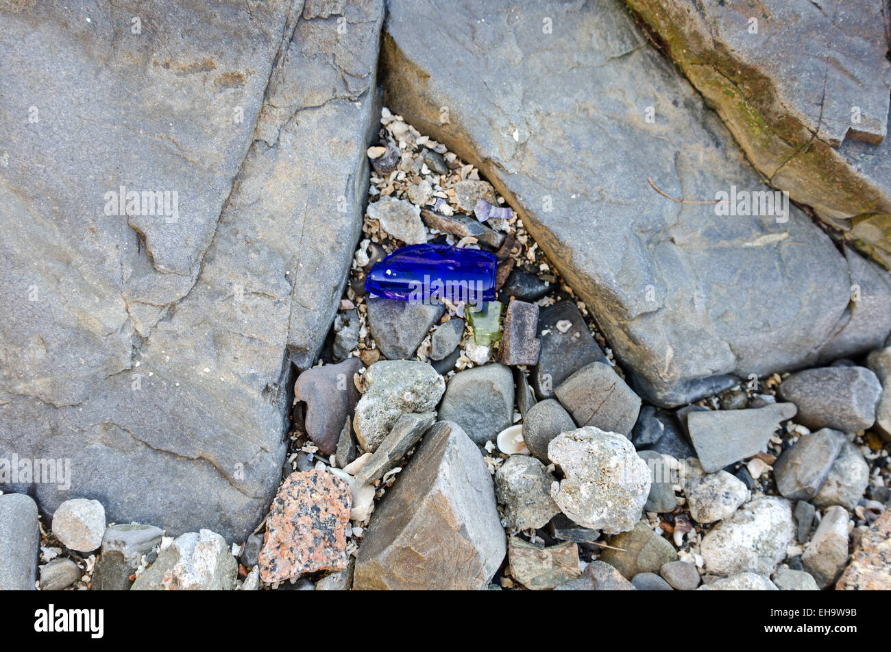 Shattered glass blue hi-res stock photography and images - Alamy