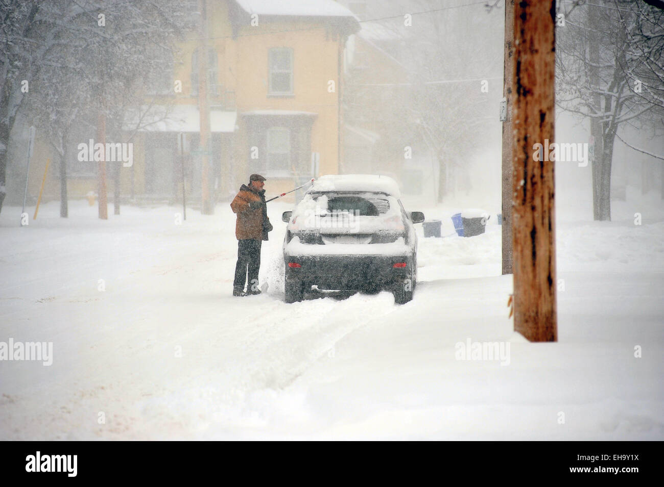 Man removing snow from car hi-res stock photography and images - Alamy