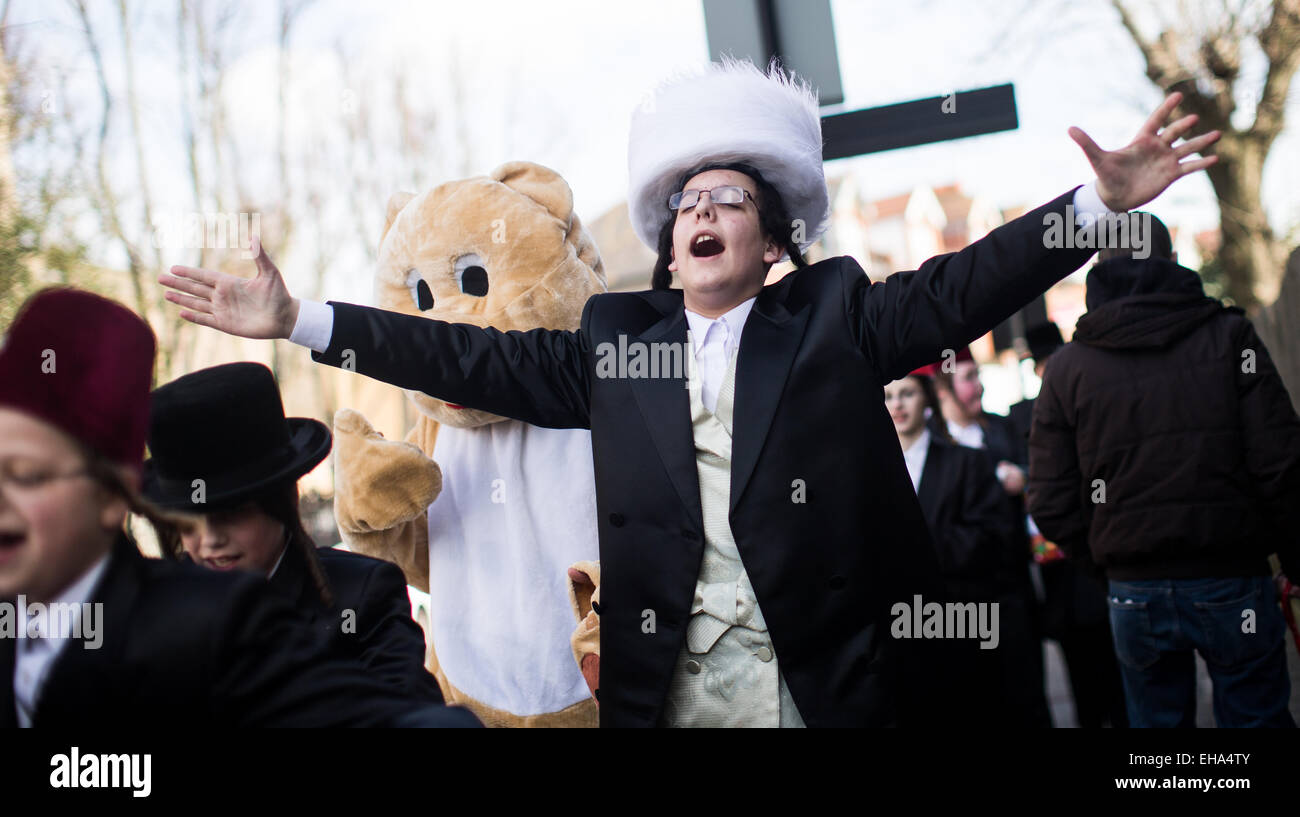 Orthodox jewish children in fancy dress hi-res stock photography and ...
