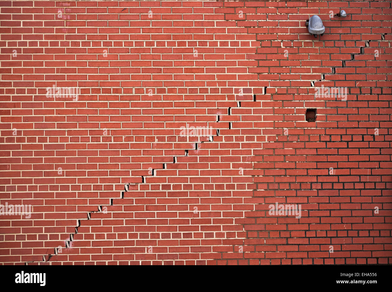 crack in brick wall where building is seperating Stock Photo - Alamy