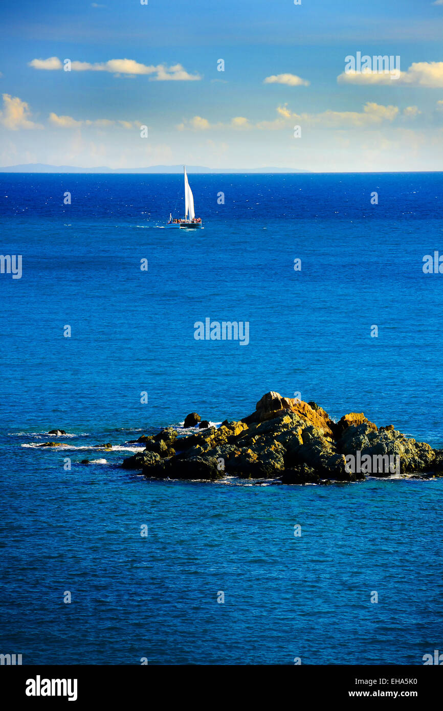 Sunny ocean boat hi-res stock photography and images - Alamy