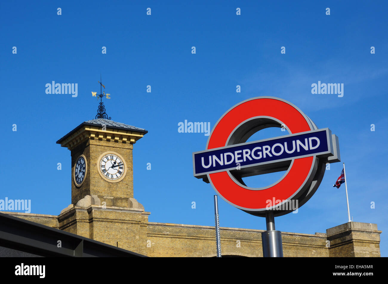Kings cross station sign hi-res stock photography and images - Alamy