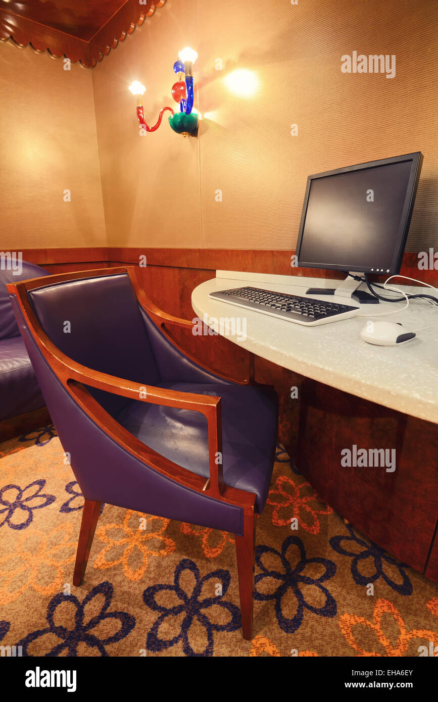 Monitor with mouse and keyboard hi-res stock photography and images - Alamy