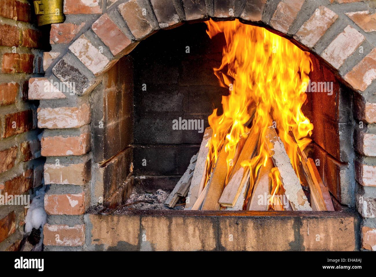 Wood burning in brick fireplace hi-res stock photography and images - Alamy