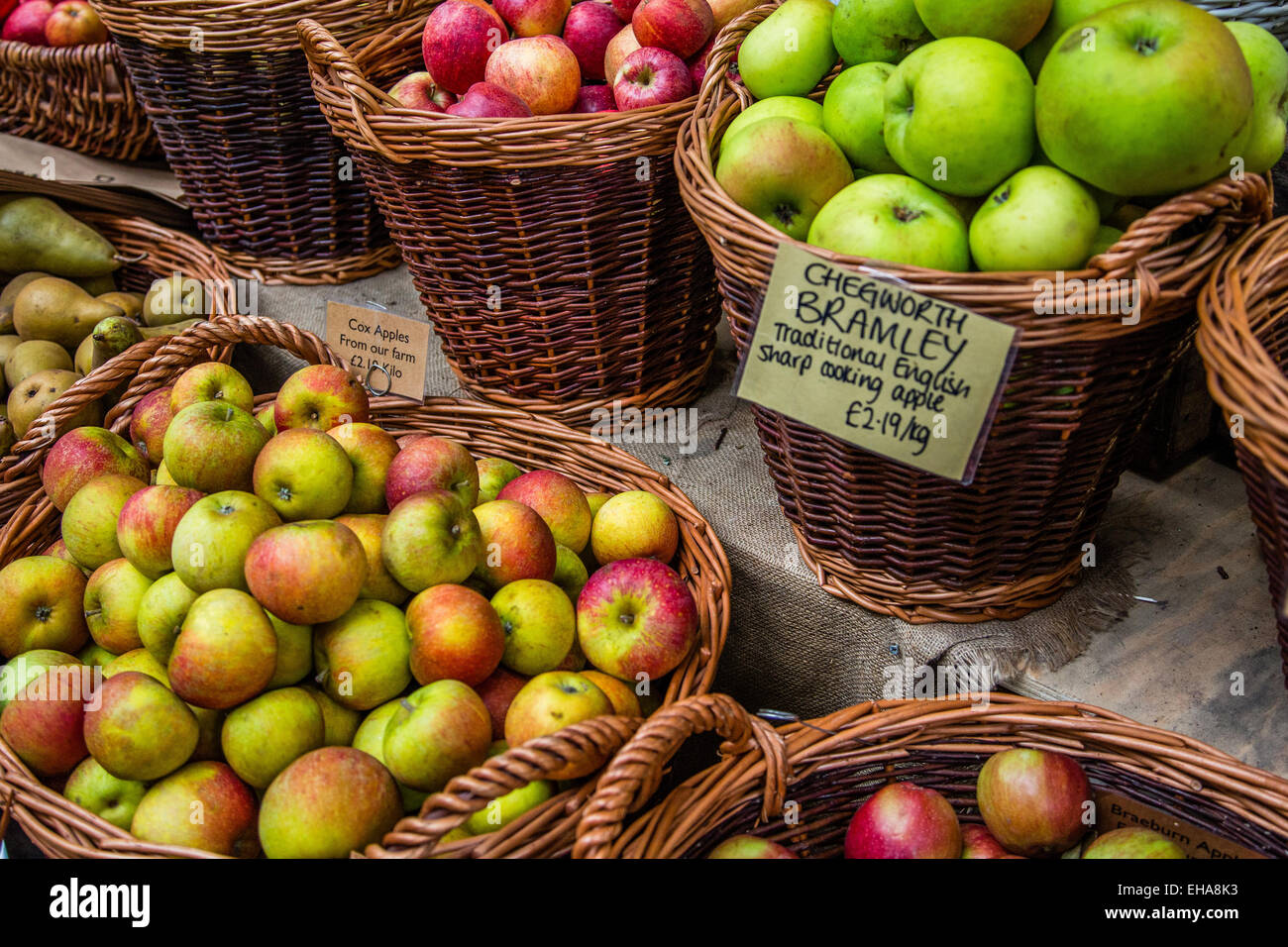 Apple stall hi-res stock photography and images - Alamy