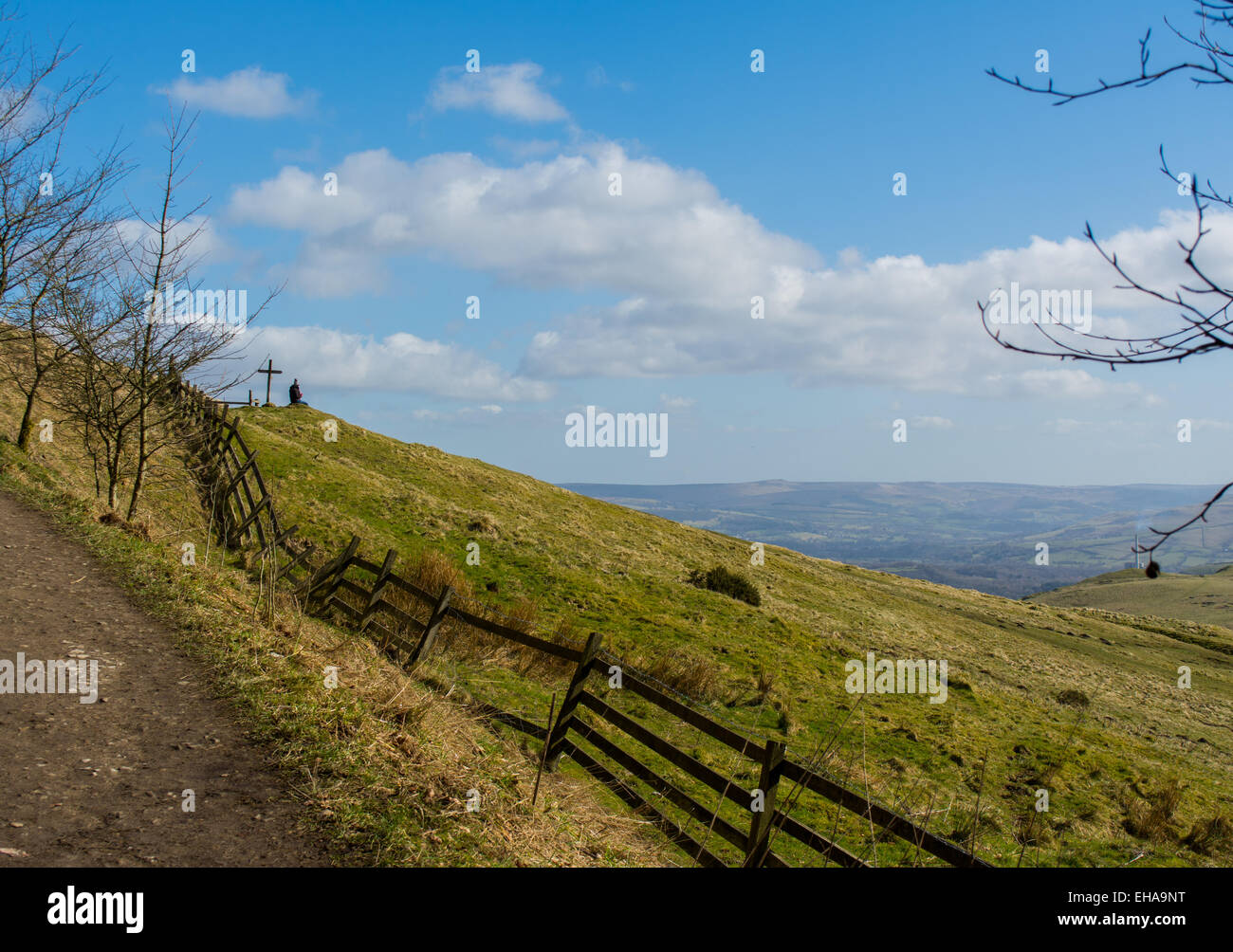Hiking trails near Castleton, Peak district, England on a bright clear ...