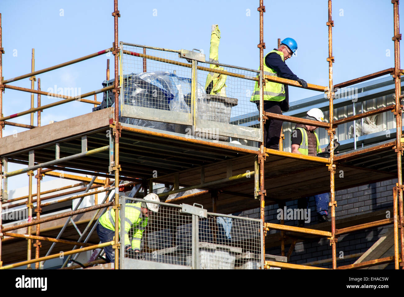 Uk construction workers scaffold hi-res stock photography and images ...