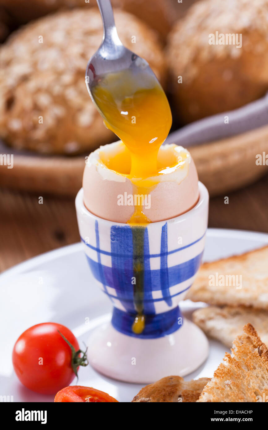 English breakfast on dark wooden table. Studio shoot Stock Photo - Alamy