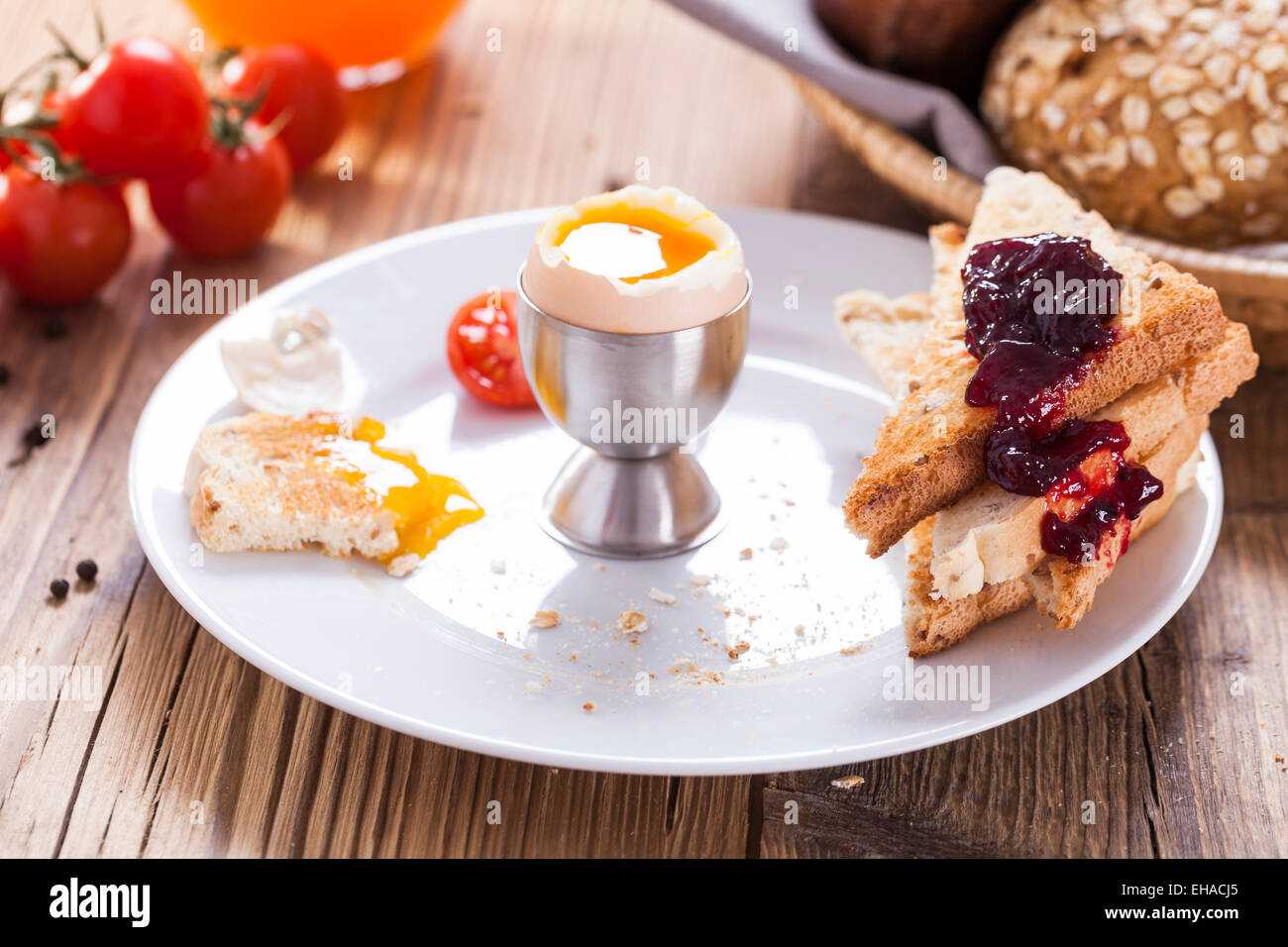 English breakfast on dark wooden table. Studio shoot Stock Photo - Alamy
