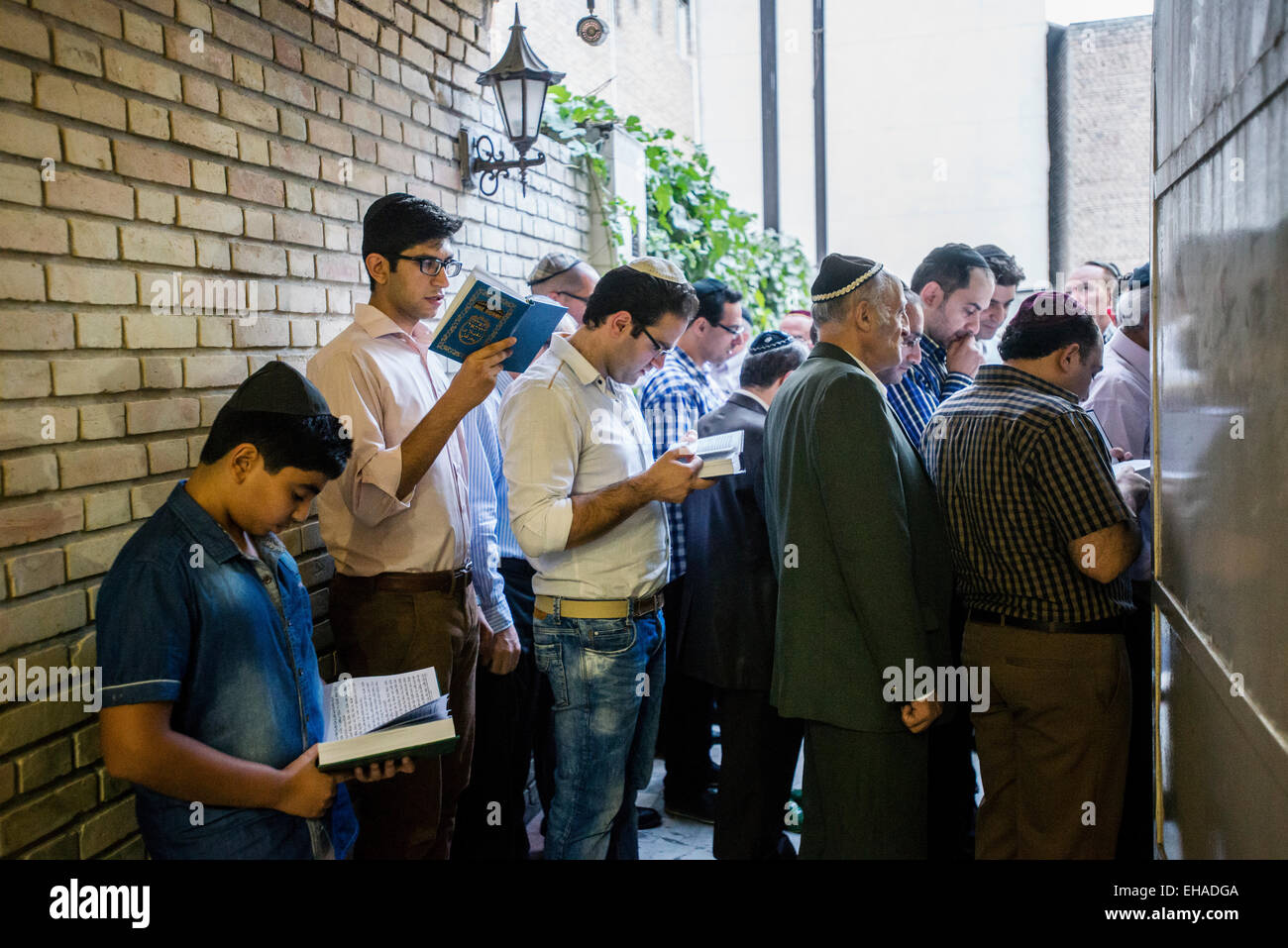 Jewish children torah reading hi-res stock photography and images - Alamy