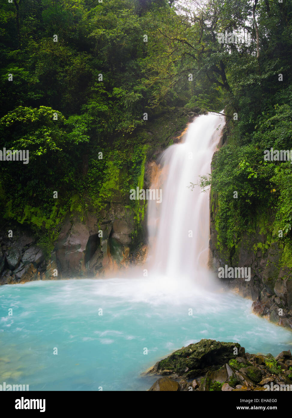 The beautiful turquoise waterfall on the Rio Celeste, Tenorio Volcano ...