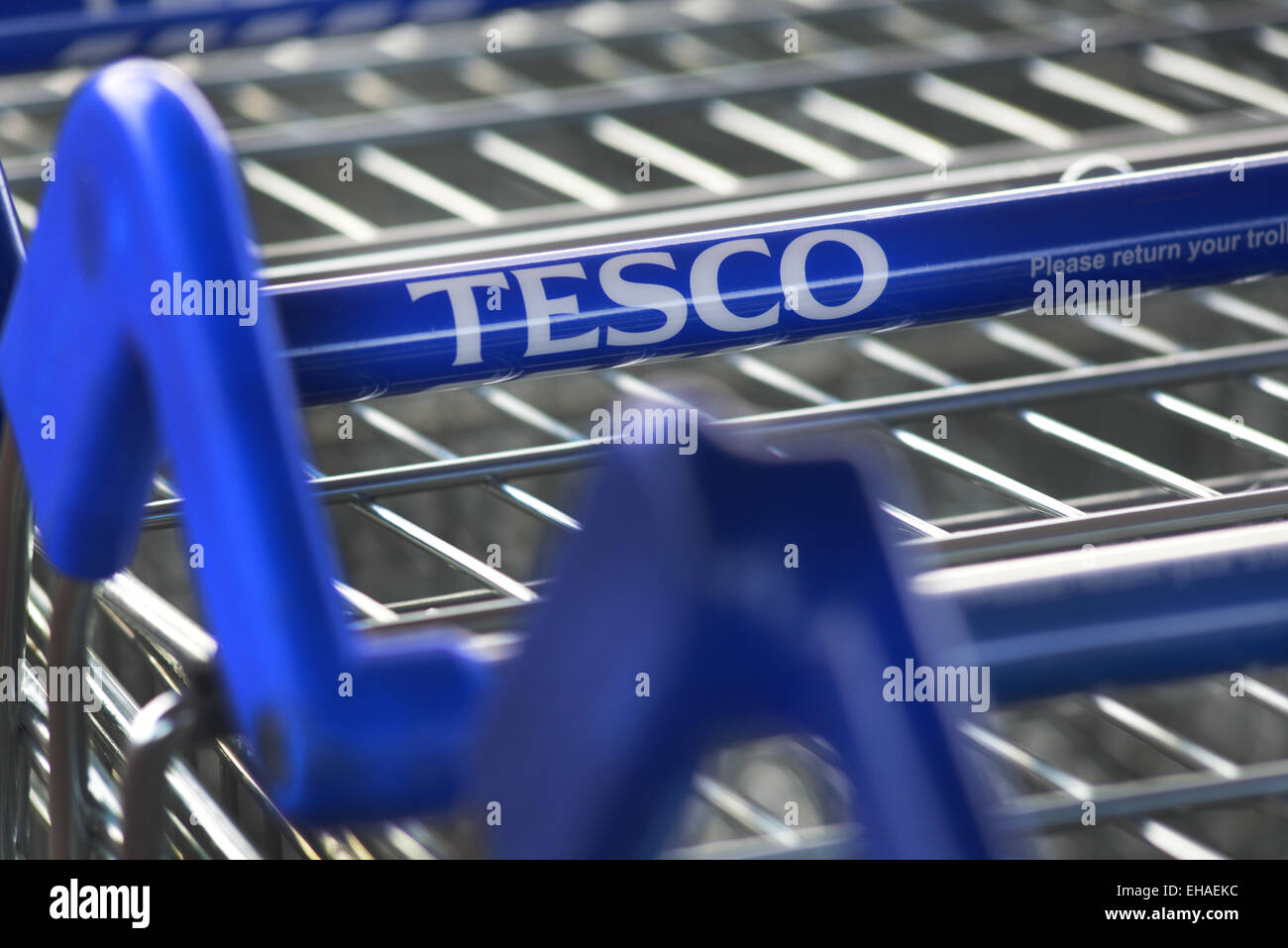 Tesco supermarket shopping trolleys hi-res stock photography and images ...