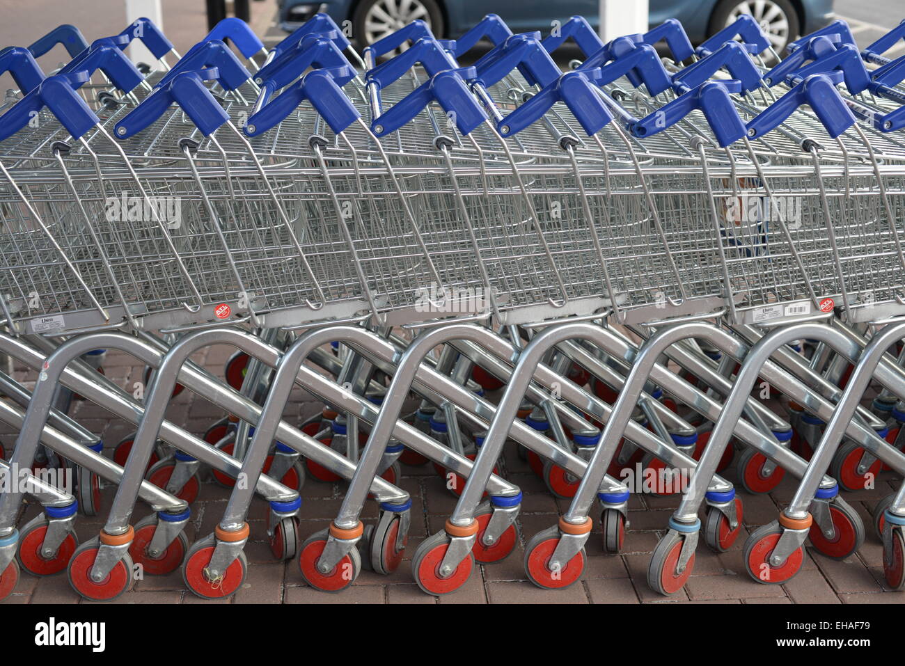 Trolley's at a Tesco Extra supermarket. Picture: Scott Bairstow/Alamy ...