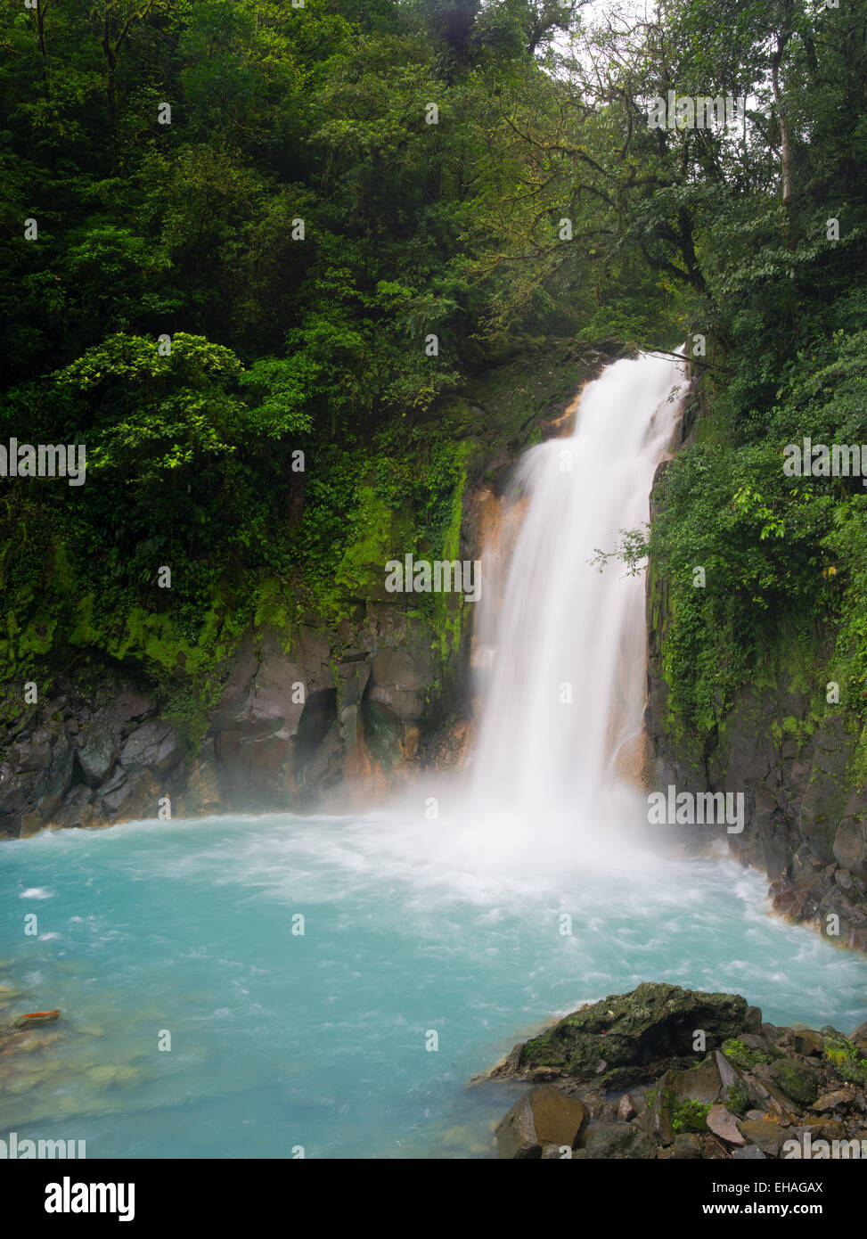 The beautiful turquoise waterfall on the Rio Celeste, Tenorio Volcano ...