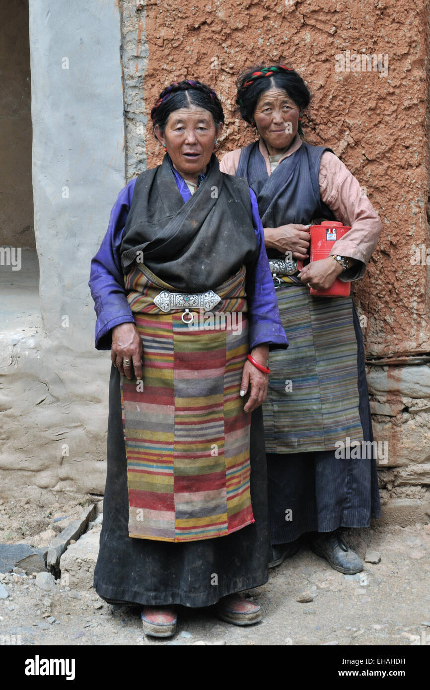 Wearing traditional dresses hi-res stock photography and images - Alamy