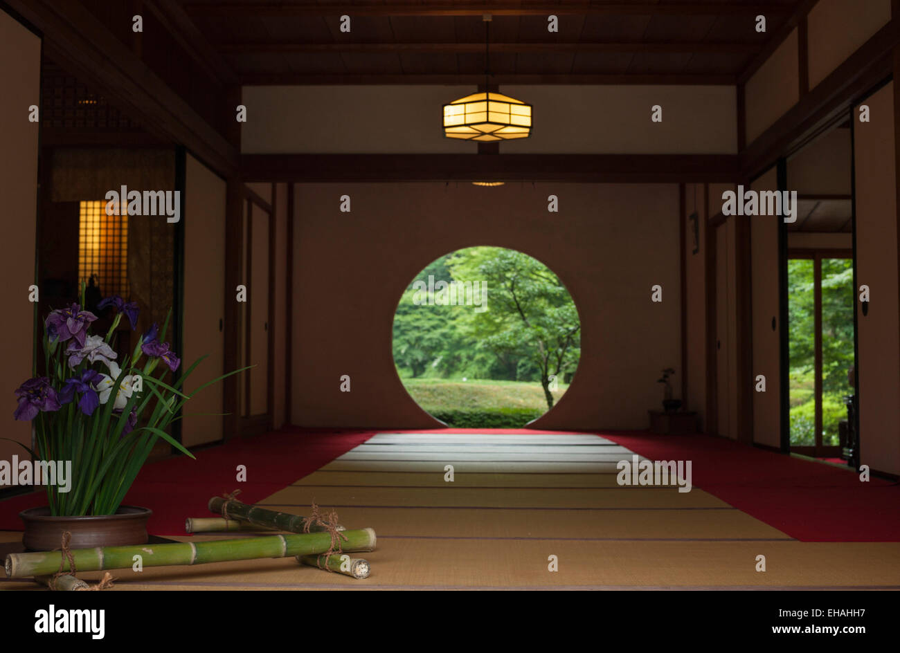 Japanese round window hi-res stock photography and images - Alamy