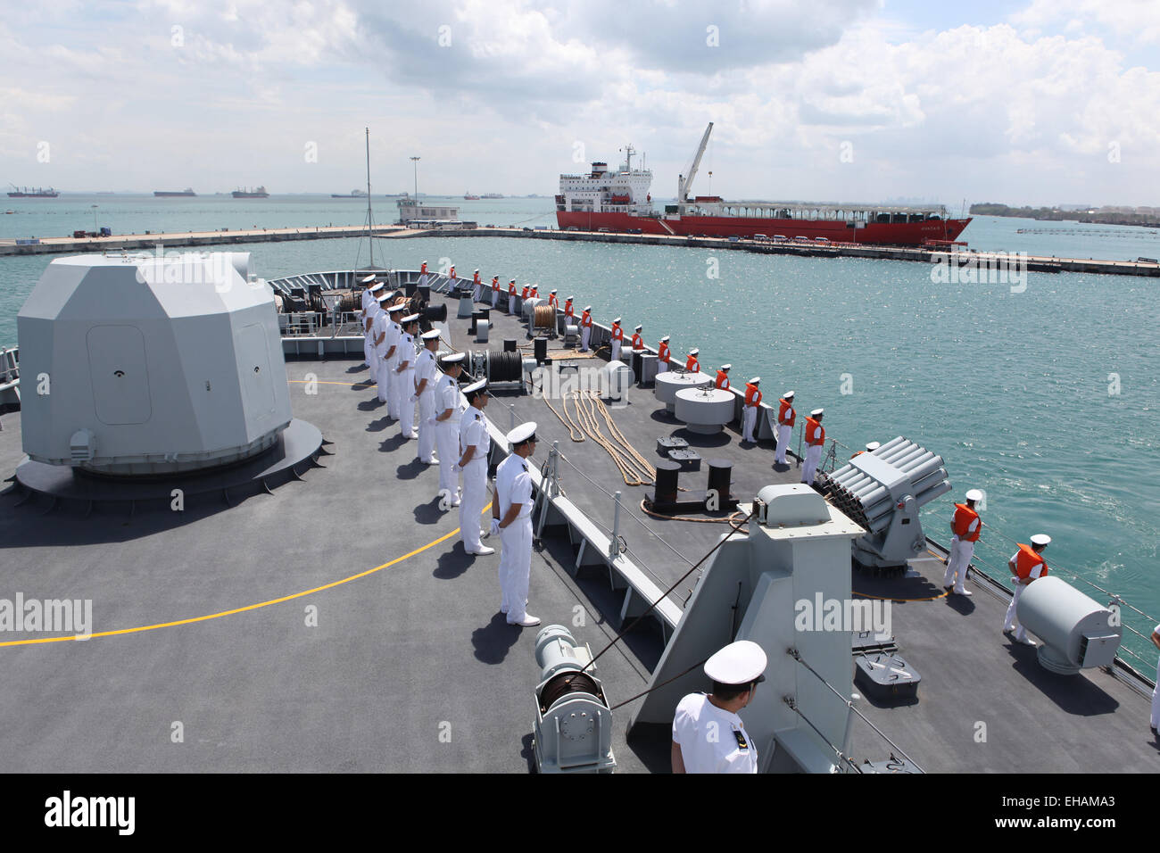 (150311)-- CHANGI, March 11, 2015(Xinhua) -- Chinese naval officers ...