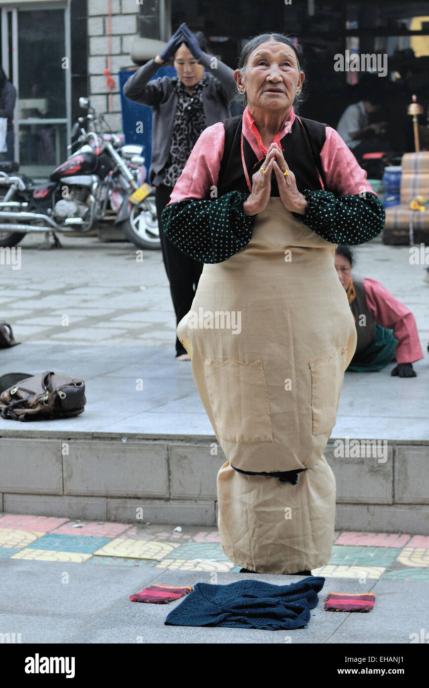 Lhasa, Lady Praying at the Base of Chagpo Ri Stock Photo - Alamy