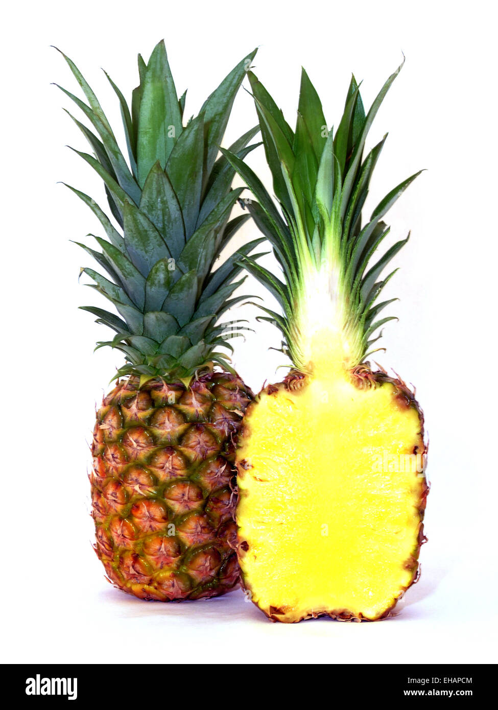 eineinhalb Ananas / pineapple Stock Photo - Alamy