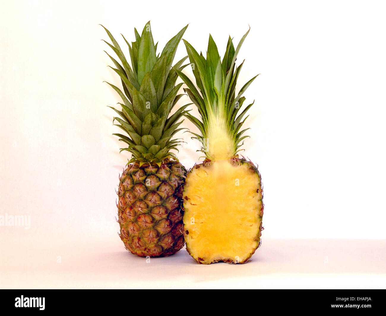 eineinhalb Ananas / pineapple Stock Photo - Alamy