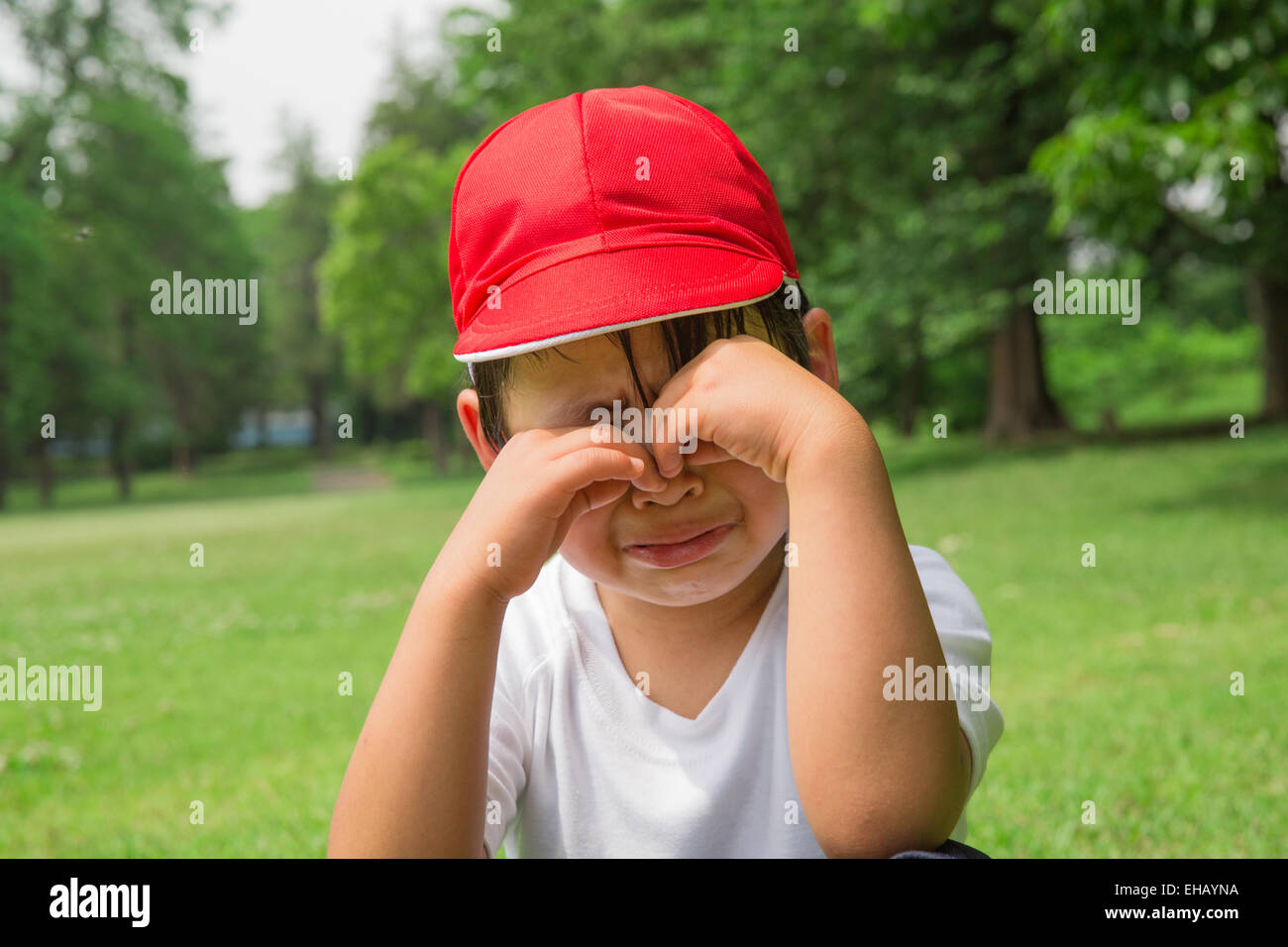 Japanese kid crying in a park Stock Photo - Alamy