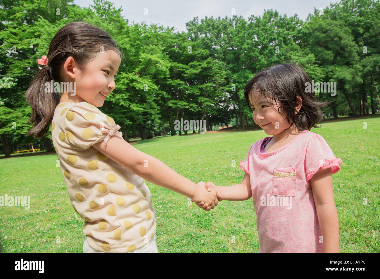 Children shaking hands hi-res stock photography and images - Alamy